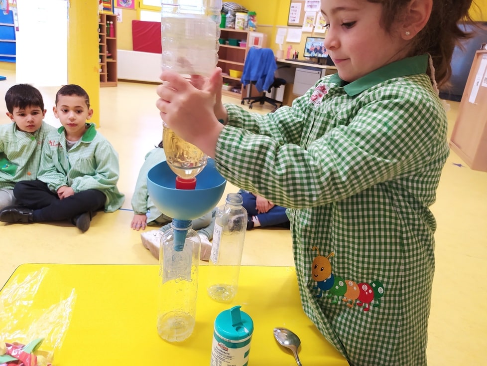 Estudiantes convertidos en pequeños científicos para descubrir la primavera